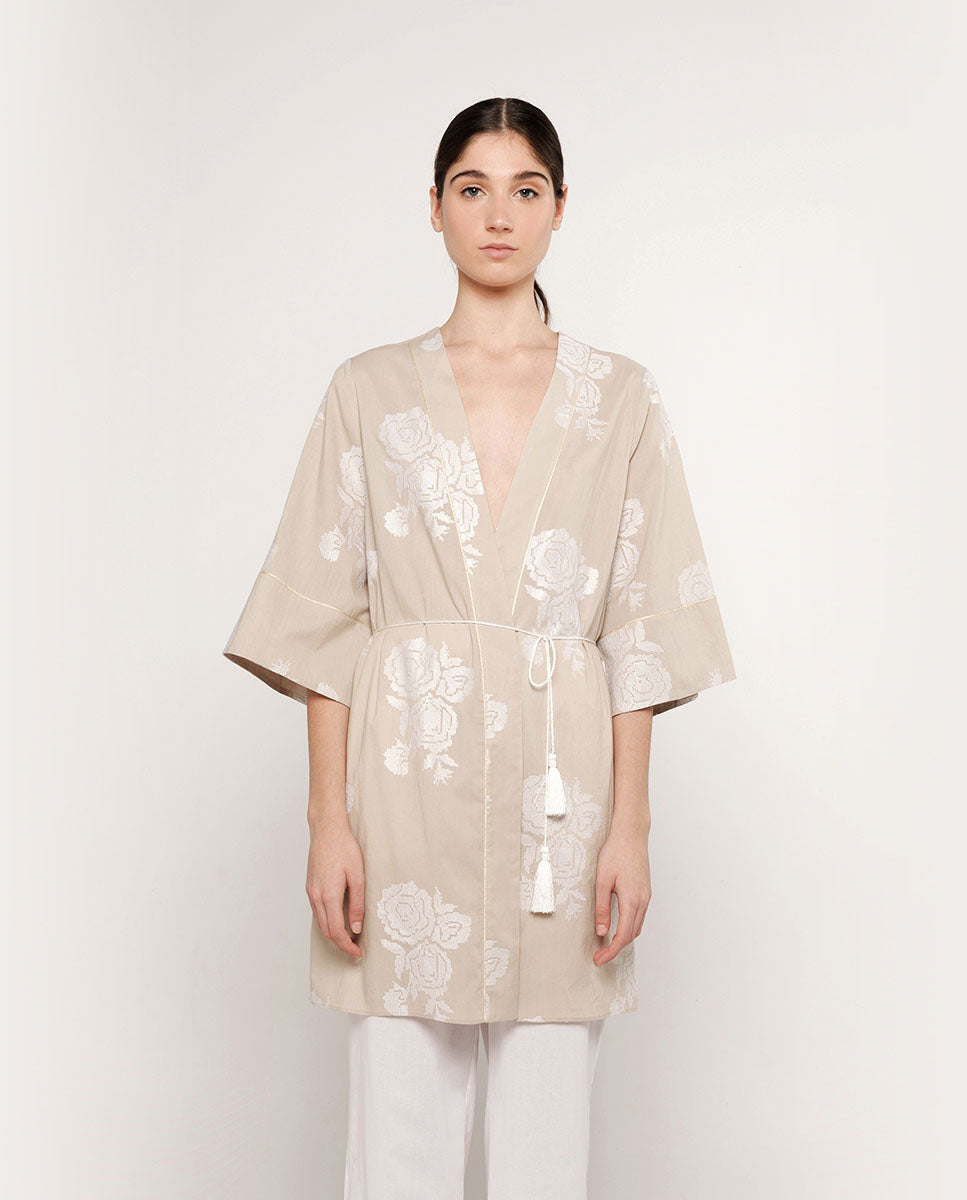 Batín beige con bordados y cinturón – MIRTO
